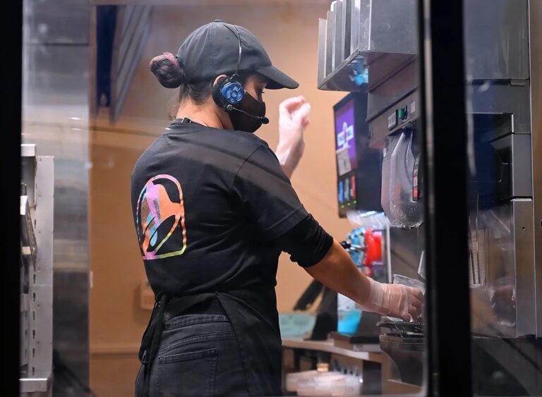 Taco Bell Hiring Age & Salaries In 2025